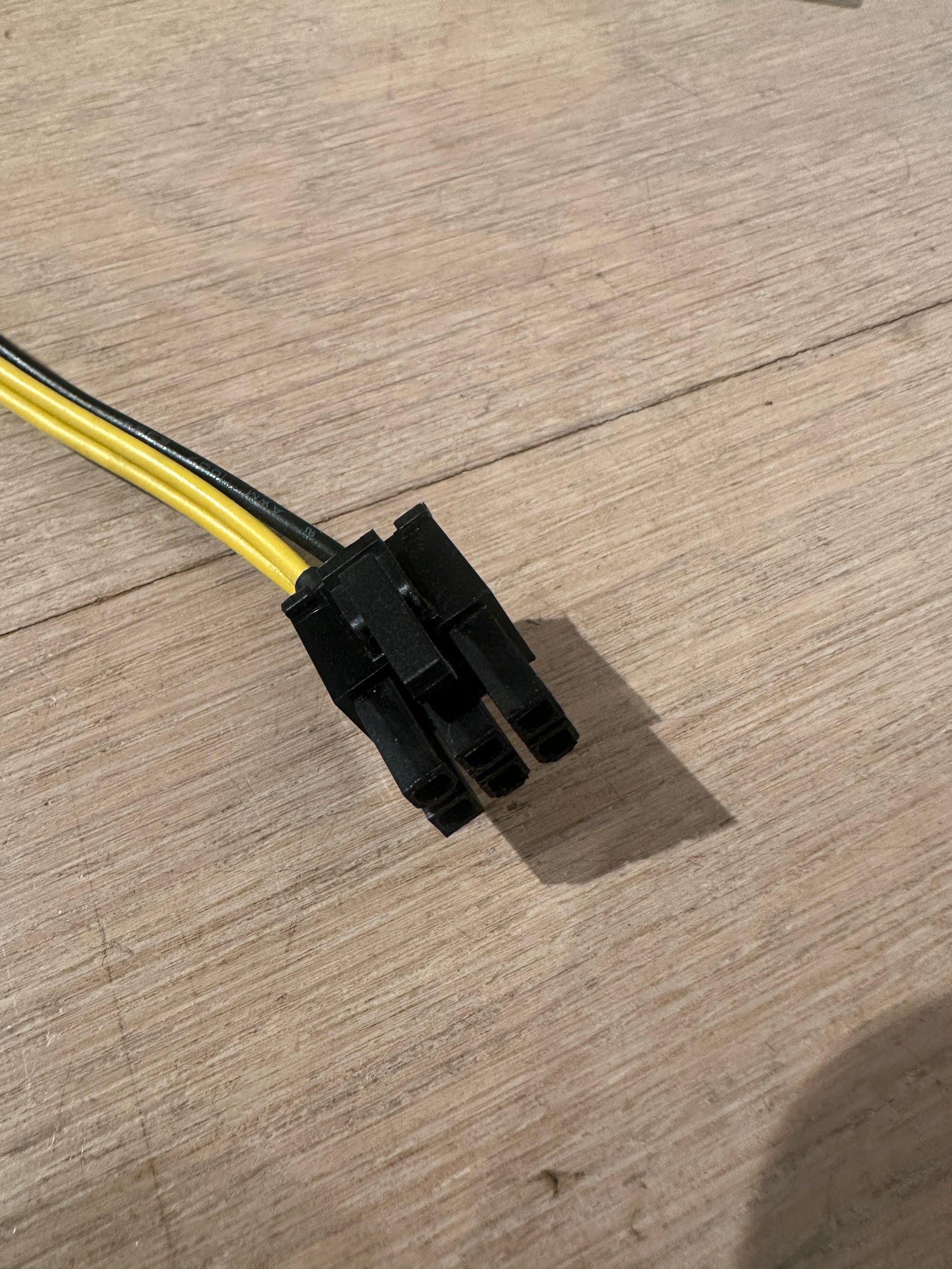 6-pin Hann til 2x Molex 4-pin Hunn — Rebuild IT